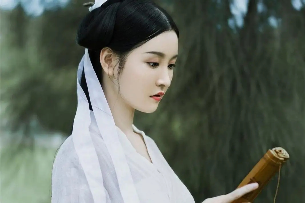 Singing and Li Yu (Southern Tang Dynasty) Ci Wuyu (Bamboo Pavilion) - iMedia