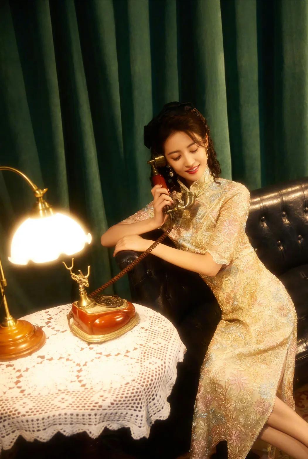 Under the dim light, Chen Yuqi wore a slim cheongsam, her fortitude and ...