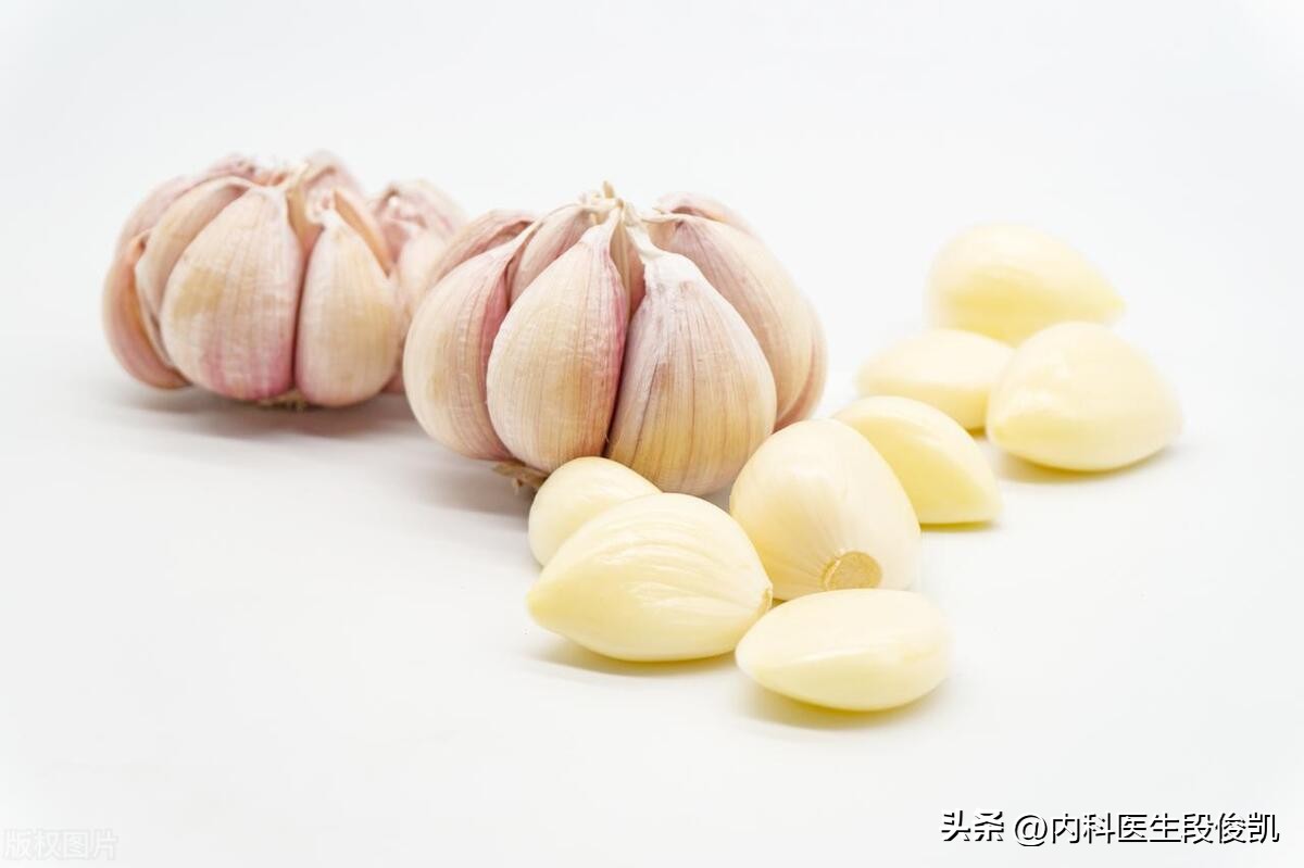 A 64-year-old man insisted on eating raw garlic every day to fight ...