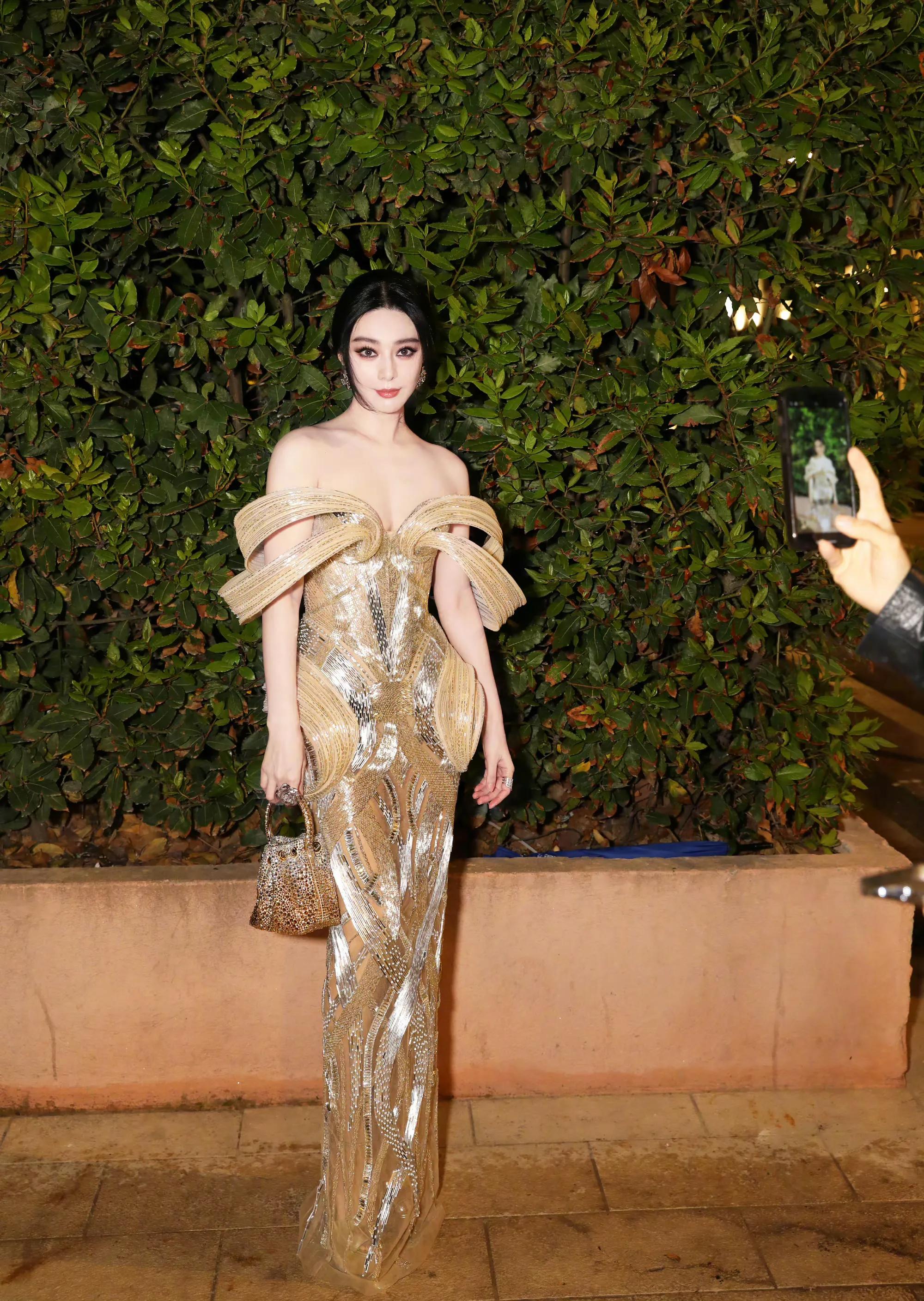 Fan Bingbing attended the dinner party, wearing a golden dress ...