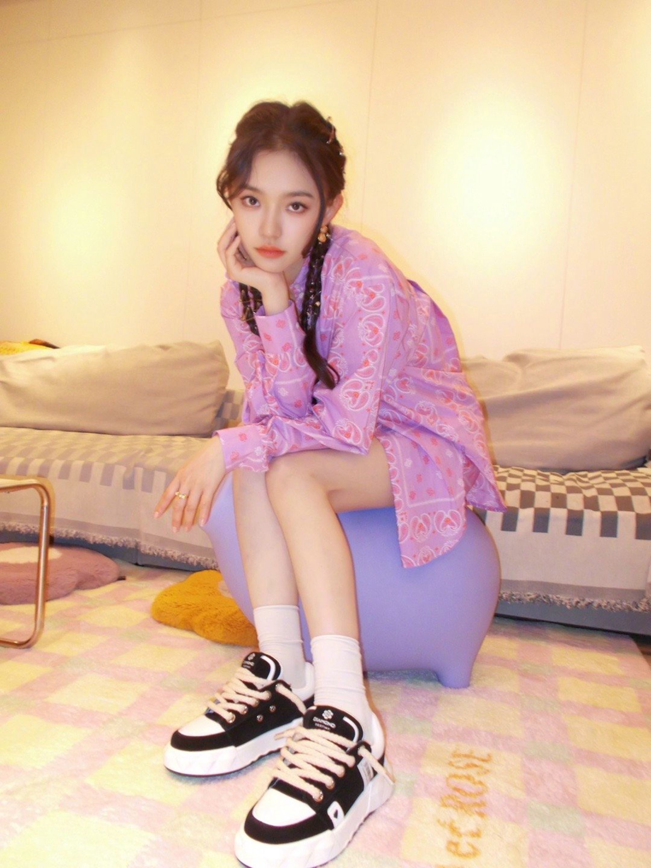 Lin Yun pink skirt long legs sexy photo - iNEWS