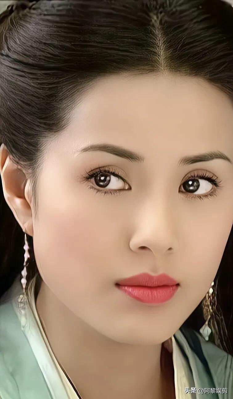 Li Ruotong: Qingyan and refined, enchanting and moving - iNEWS