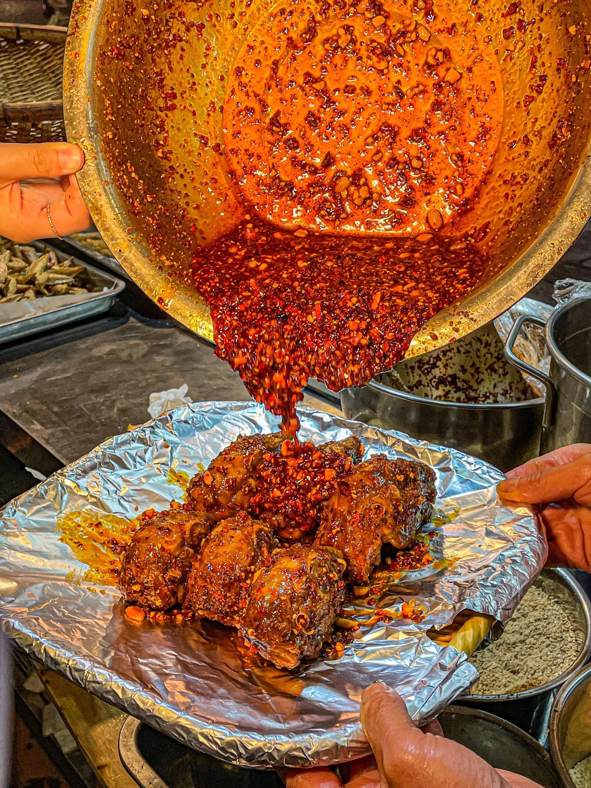 Chengdu per capita 30 fried skewers spicy rabbit head is so cool? - iNEWS