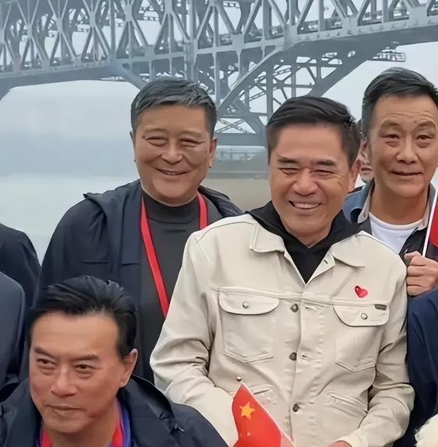 Veteran actors gather in Nanjing! Li Xuejian looks stylish, Chen Baoguo ...