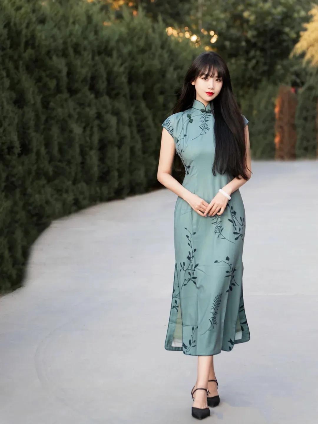The cheongsam is elegant and graceful, the spring breeze is blowing the ...