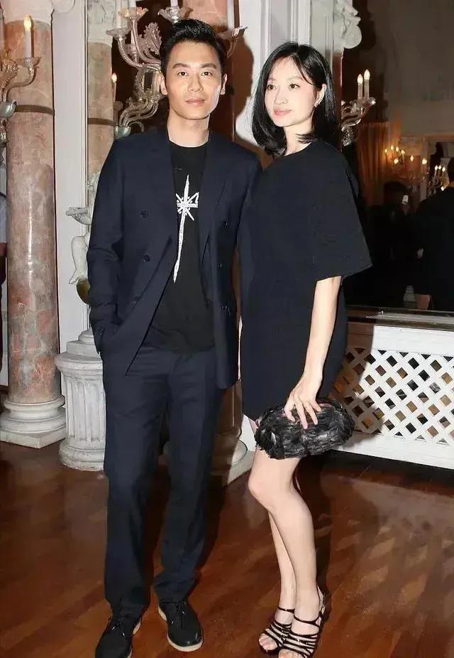 Zhu Yawen and his wife hold hands, like a pair of male and female ...