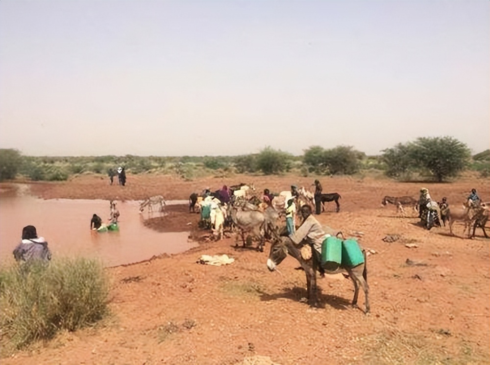 The poorest country in the world, the capital is full of mud houses ...