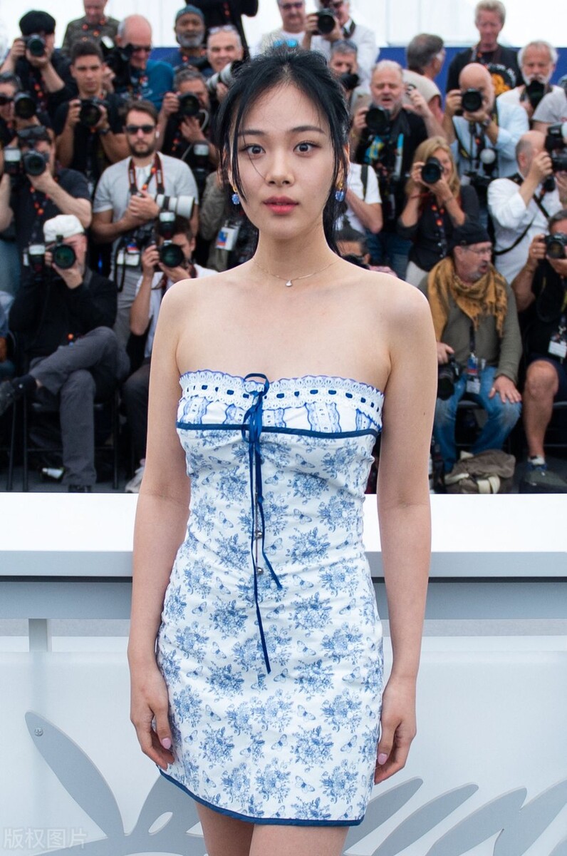 Kim Henry's blue floral tube top dress + white Mary Jane pointed toe ...