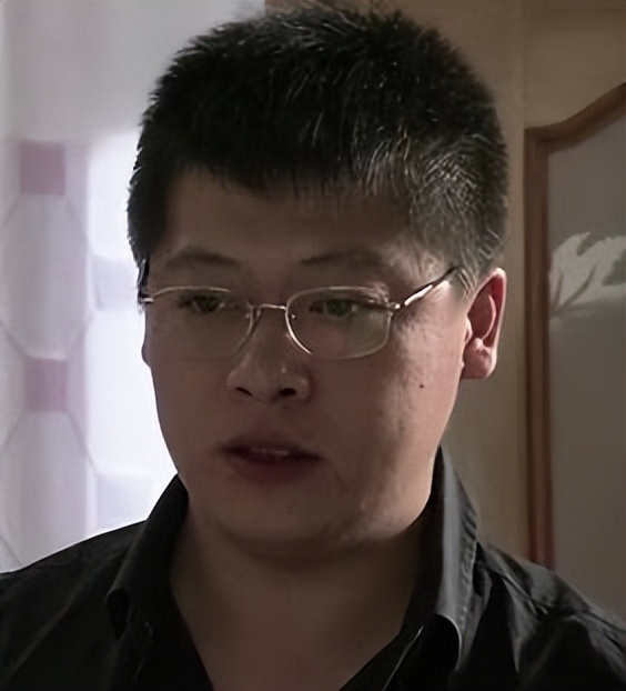 He Shufeng was driving a luxury car for dinner, but the security guards ...