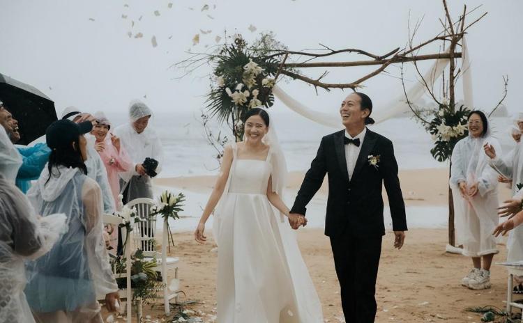 The explorer Gu Yue officially announced his marriage, and his wife's ...