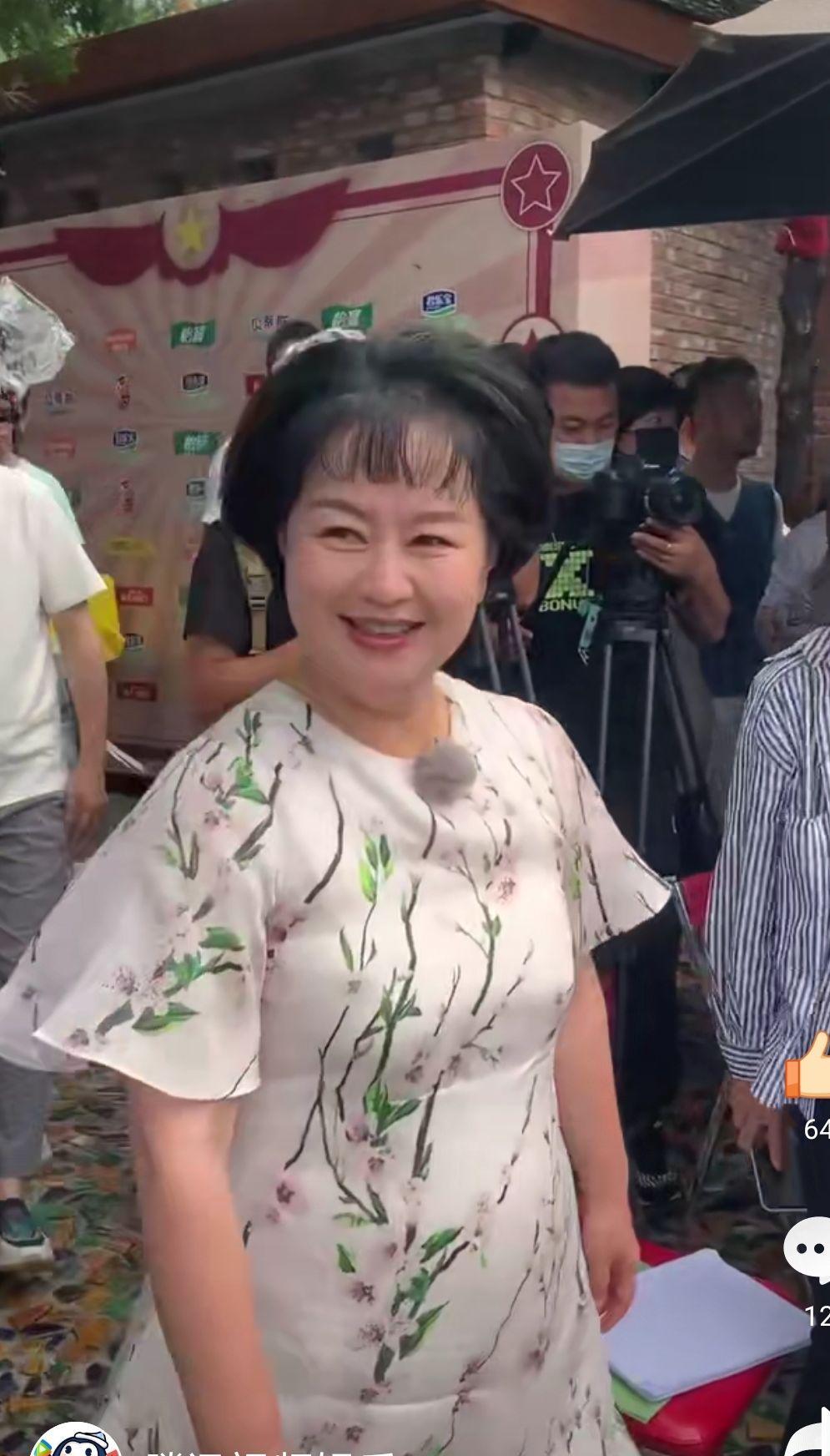 Ju Ping has a dinner with her colleagues. At the age of 56, her face is full of collagen. It ...