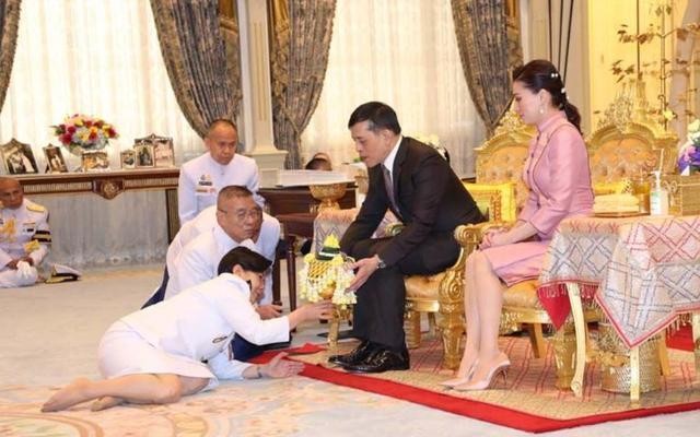 Suthida's new look is really beautiful. The emerald green dress is ...