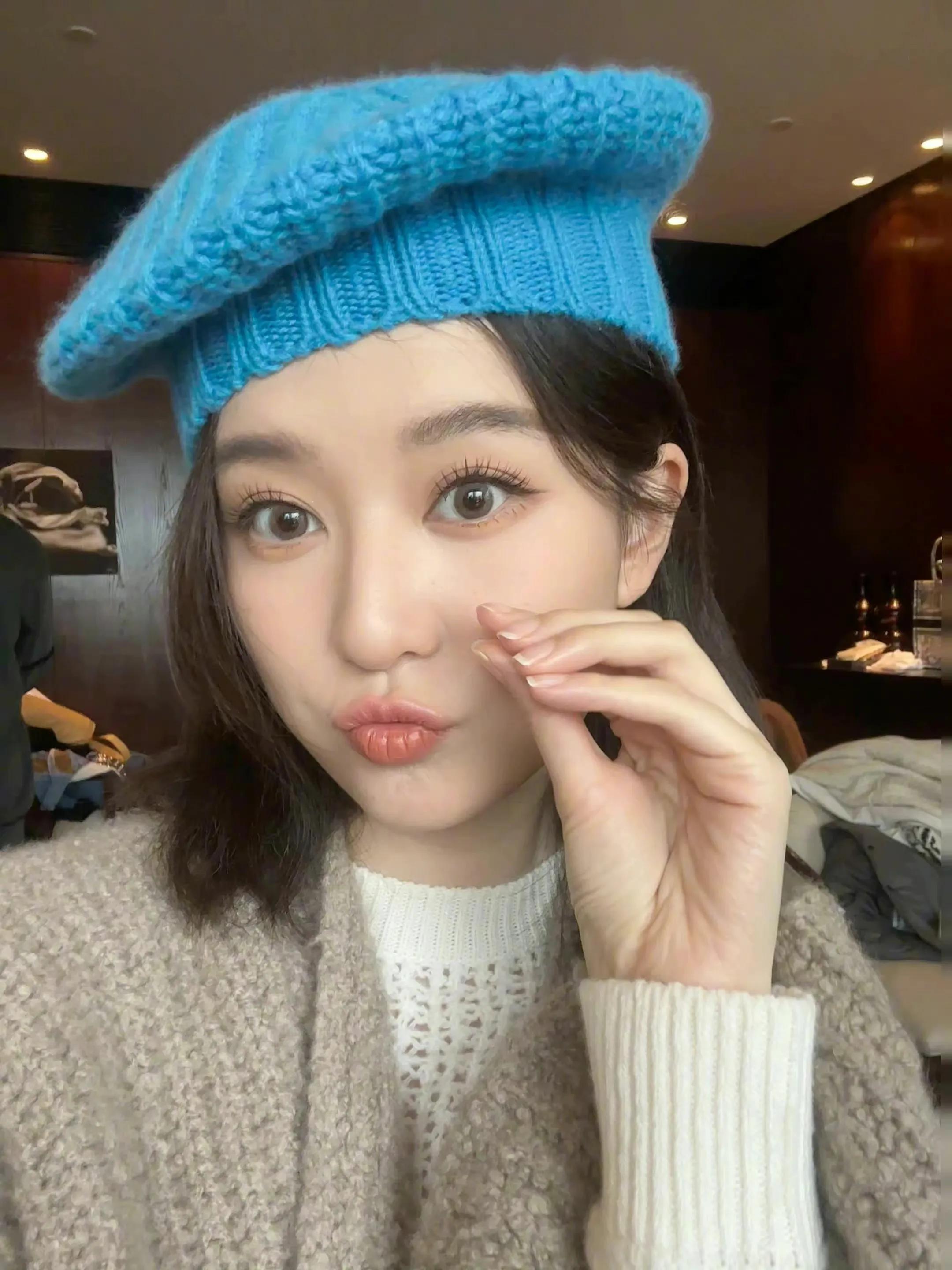 Qiao Xin's recent outfits - iNEWS