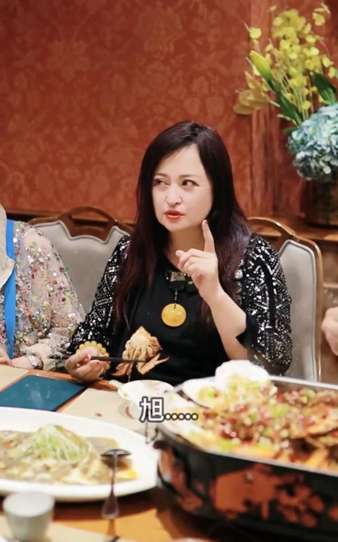 The post-70s Wang Luyao eats at parties, the flesh on her cheeks sags prominently, and the ...