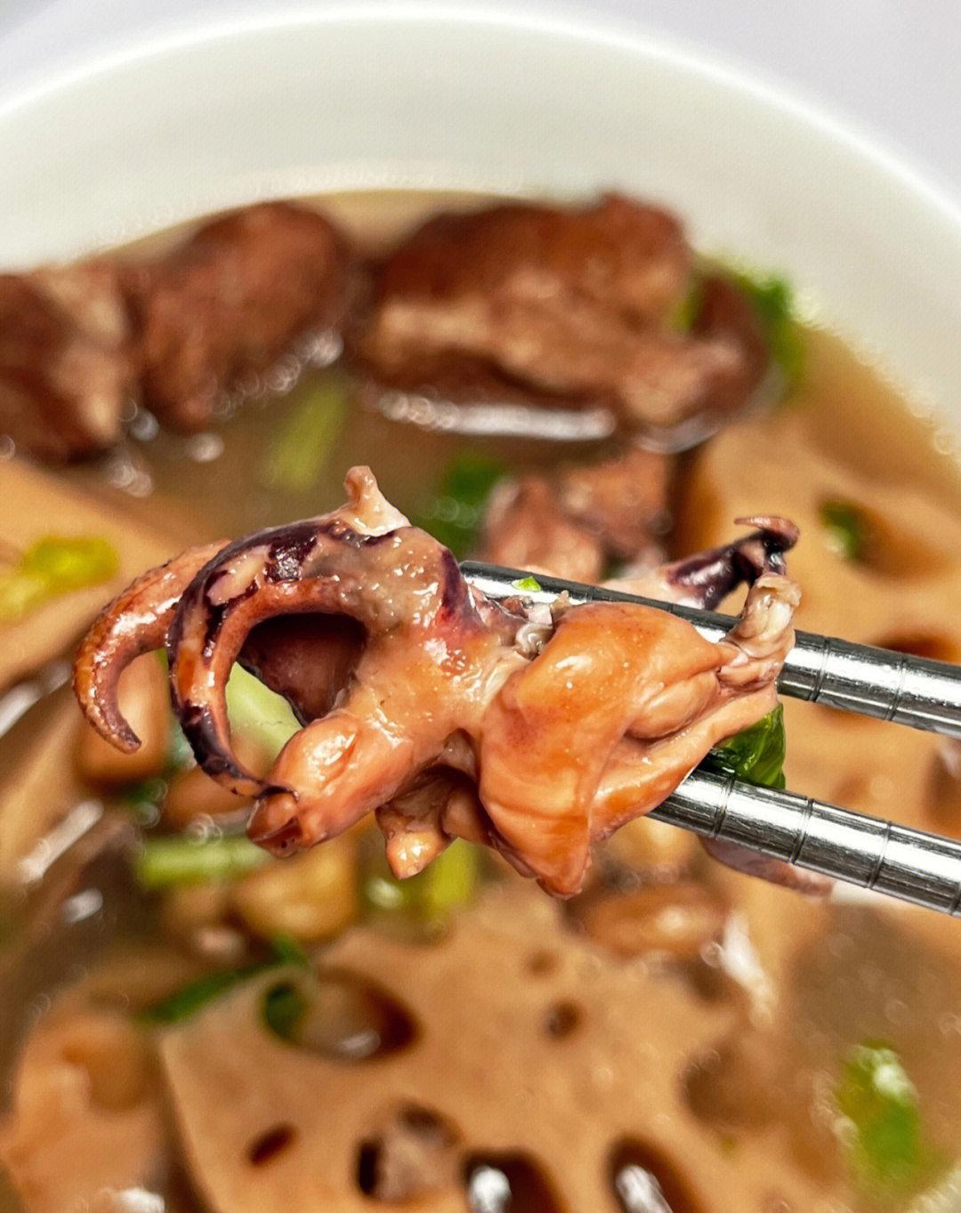 The delicious lotus root cuttlefish pork bone soup is rich in nutrition ...