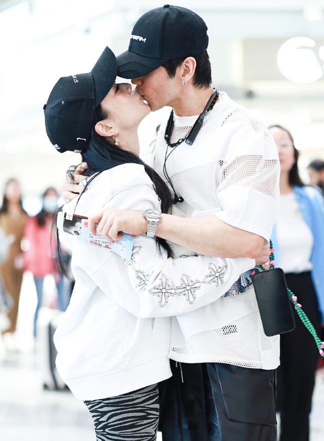 Christy Chung and Zhang Lunshuo walked to the airport together for the ...