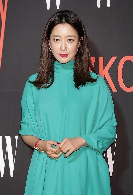 The photographer asked Kim Hee-sun, "Do you also like wearing pants ...