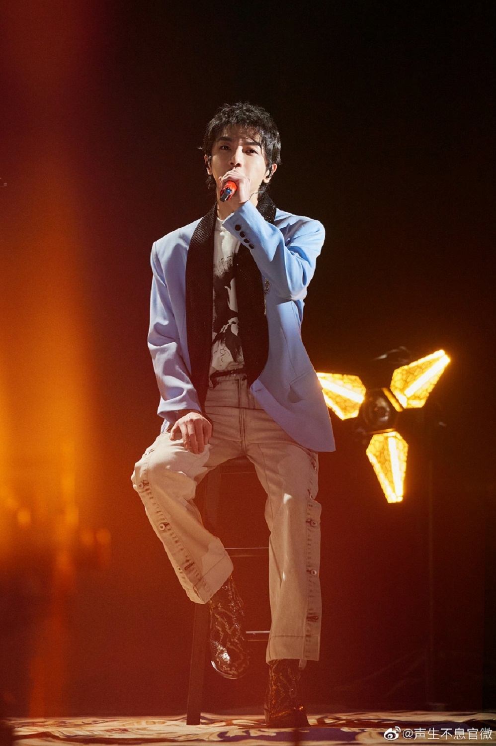 The stars wear the Bally brand spring and summer new style to show ...