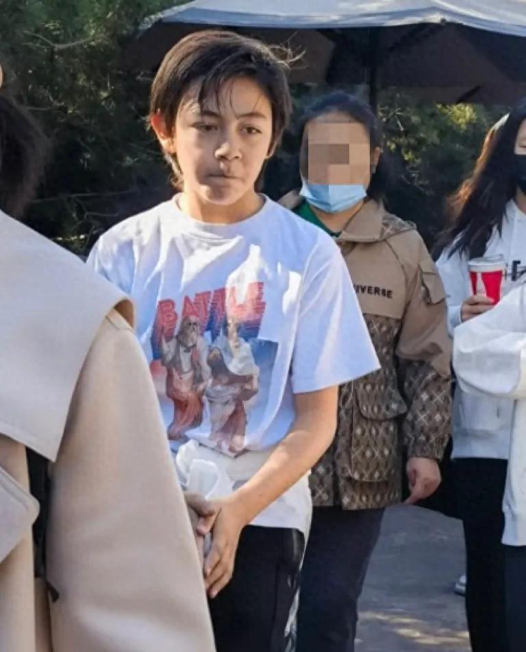 A netizen ran into Liu Ye's son, 12-year-old Nuo Yi, tall and handsome ...