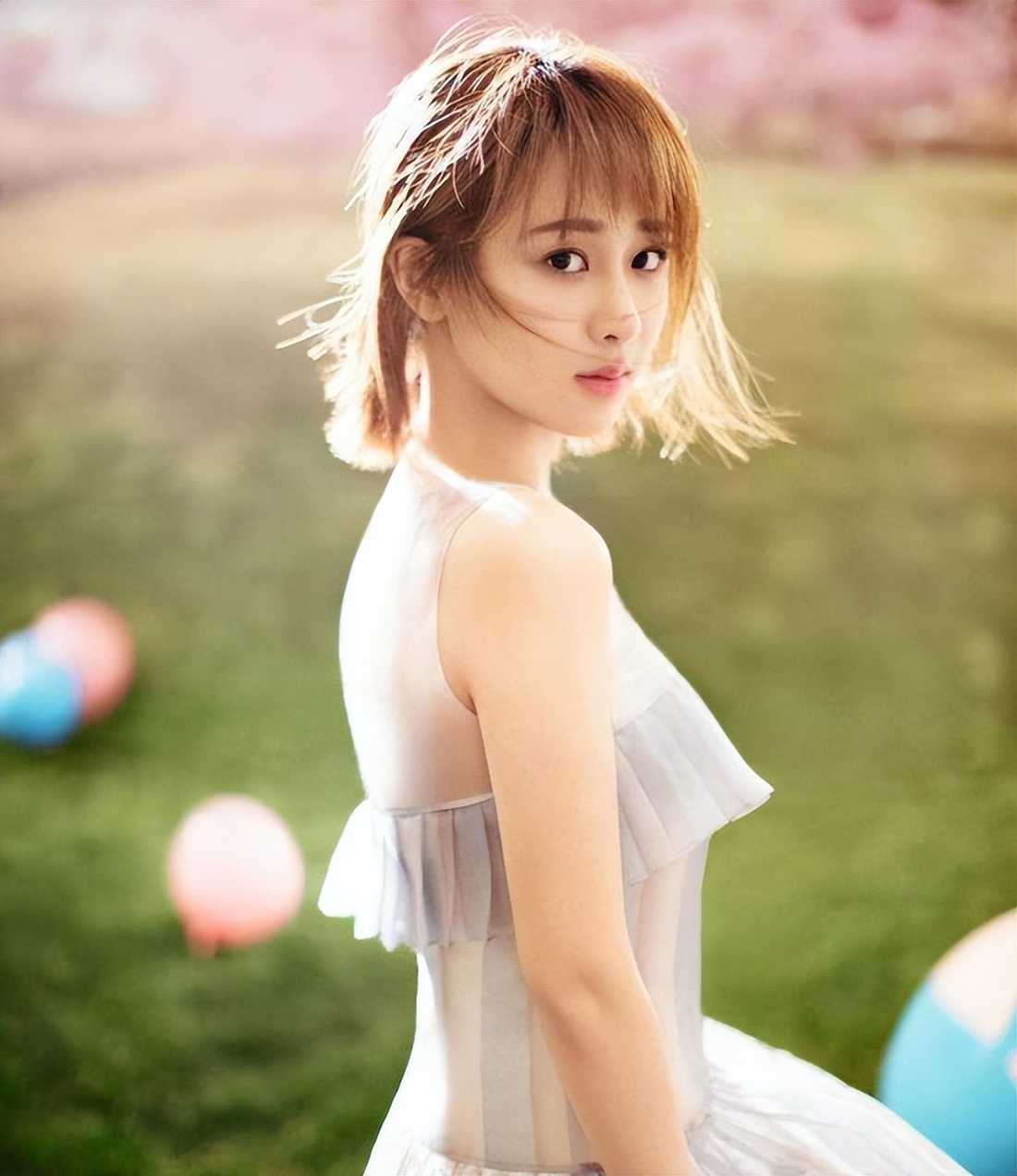 How good-looking Yang Zi is, wearing an embroidered cheongsam to set ...