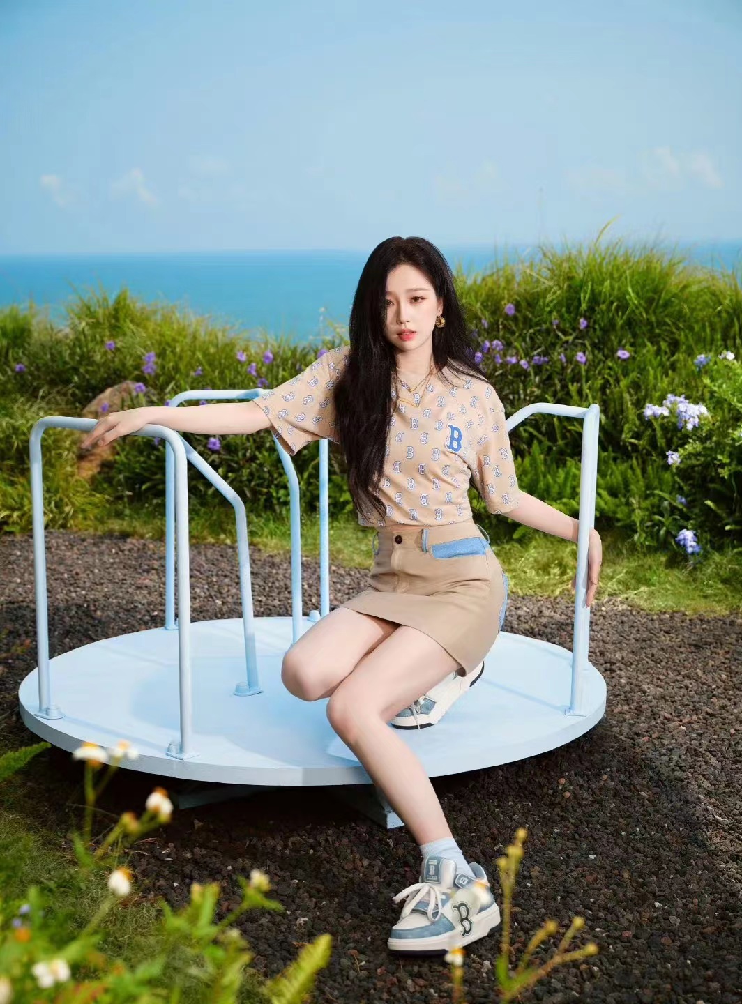 Yu Shuxin posted photos of her travels, wearing khaki waistless short ...