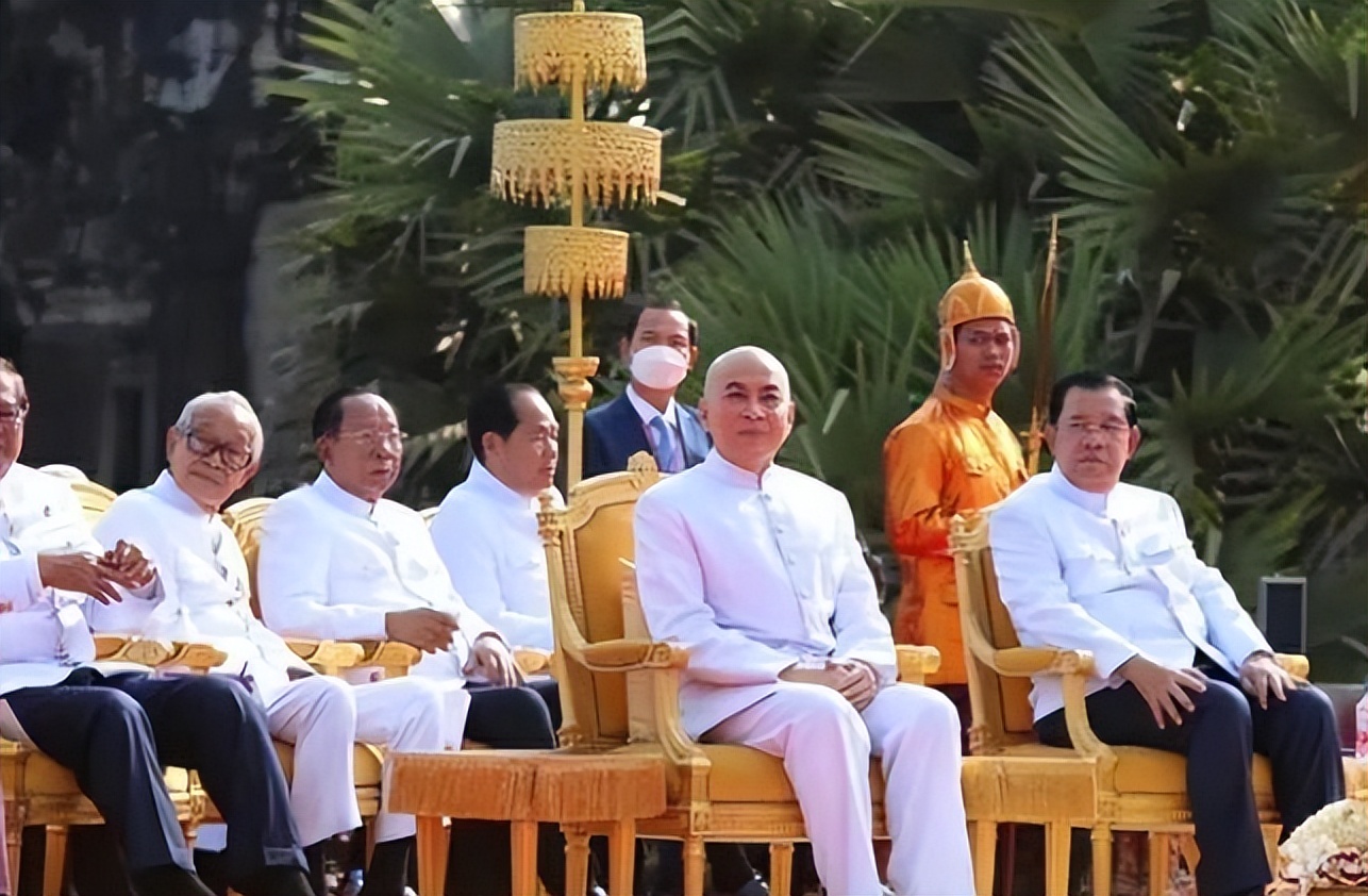 When Hun Sen entered the palace to meet the king, netizens saw the clue ...