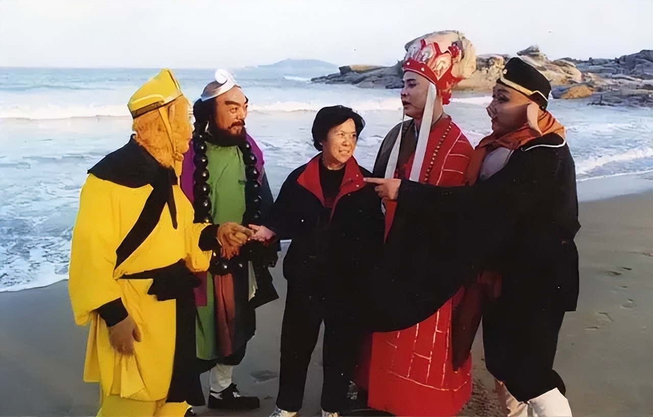 86 version of "Journey to the West" old photos: Tang Monk embraces ...