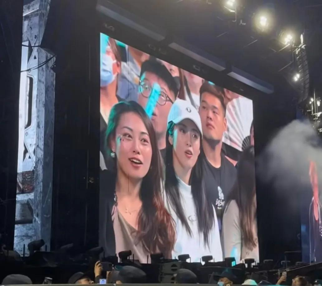 Beautiful goalkeeper Zhao Lina appeared at Joker Xue's concert in Jinan ...