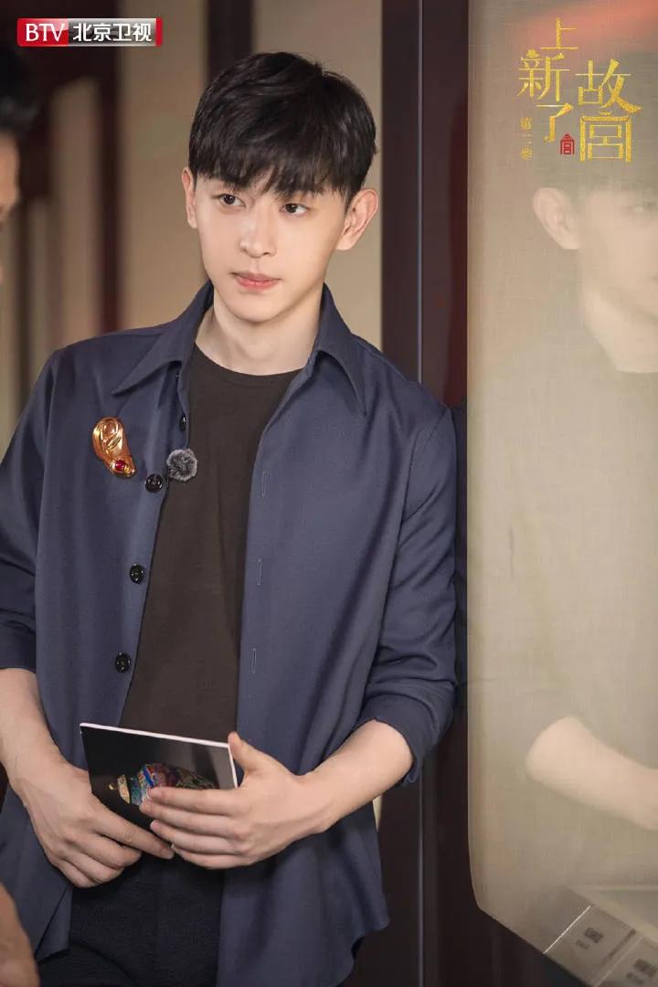 Beautiful young man in the Forbidden City - Deng Lun Wallpaper - iNEWS