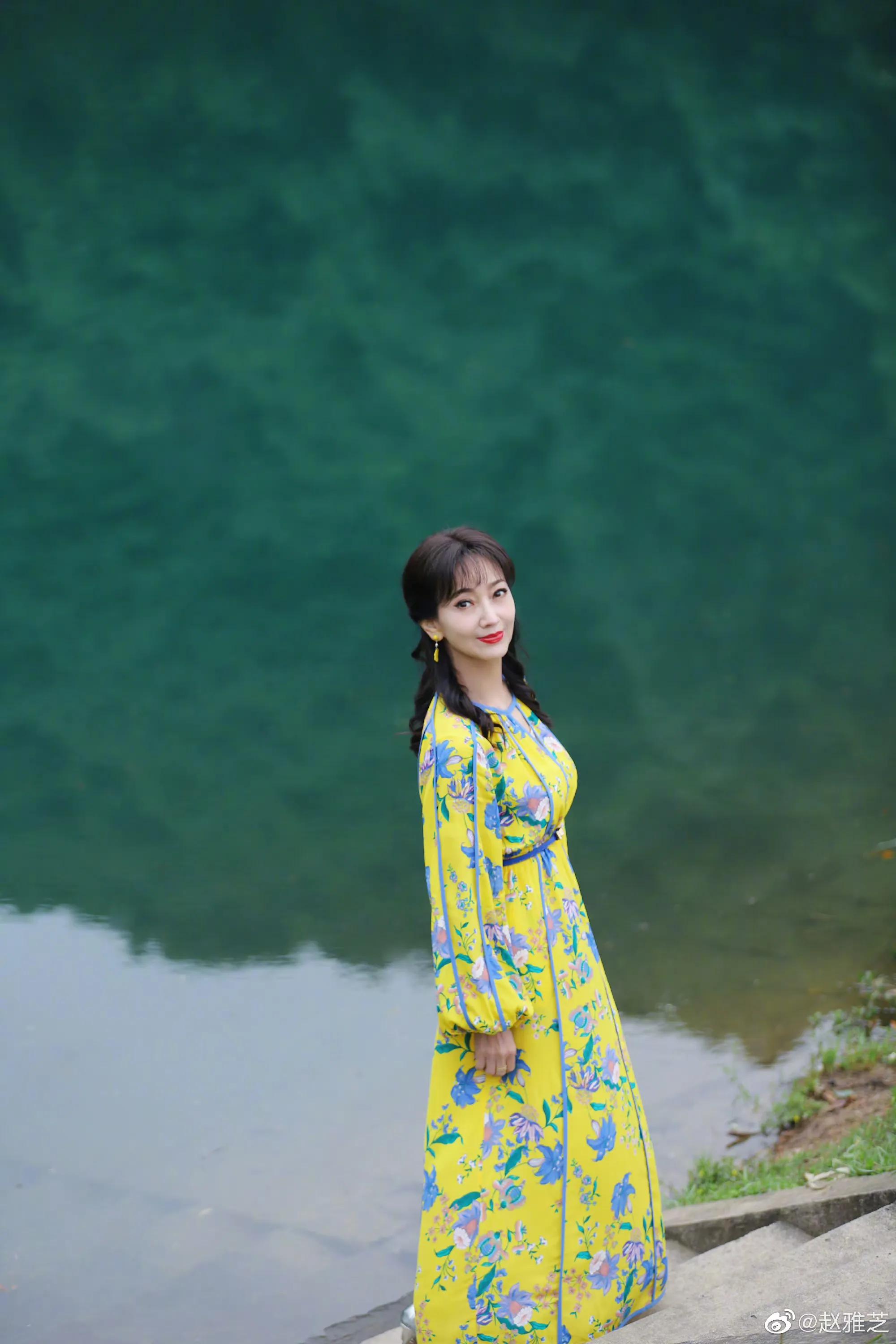 Zhao Yazhi wears a yellow printed dress with elegant and charming ...