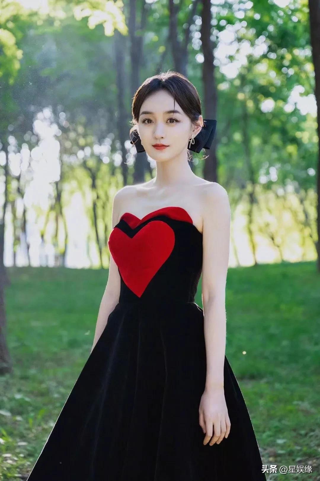 He Hongshan's latest photo, red heart tube top skirt, sister is the ...