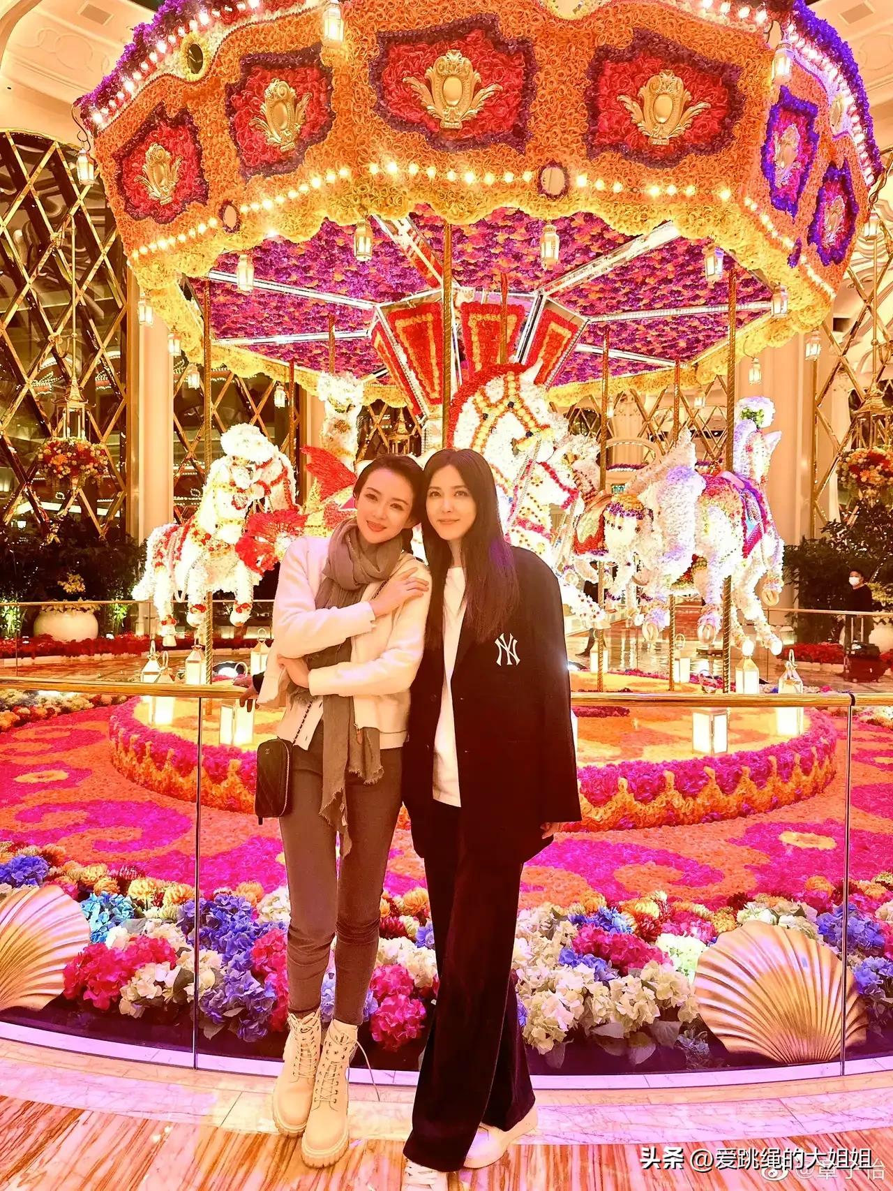 The temperament goddess Zeng Li and Zhang Ziyi took a group photo ...