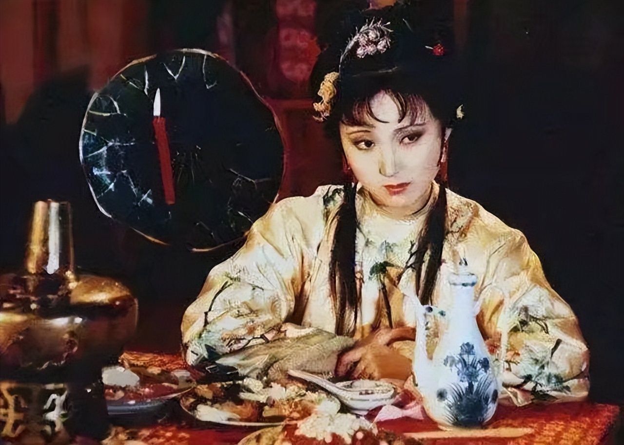 The second girl plays chess, the third girl grinds ink, the eldest girl ...