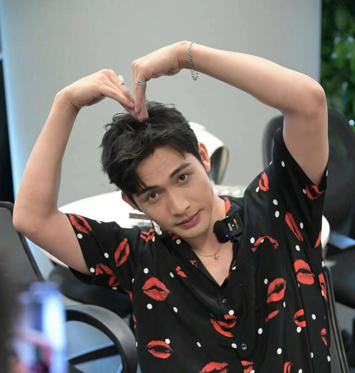 Zhang Binbin's "Three Points of the Wild" is on the air, Xu Yanshi is really on top, such a ...