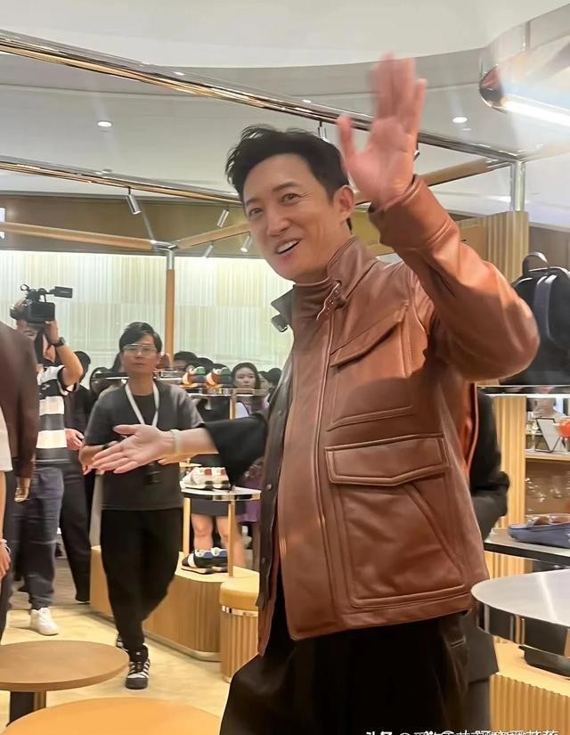 I met Wang Yang by chance in Changsha. He is very popular and really ...