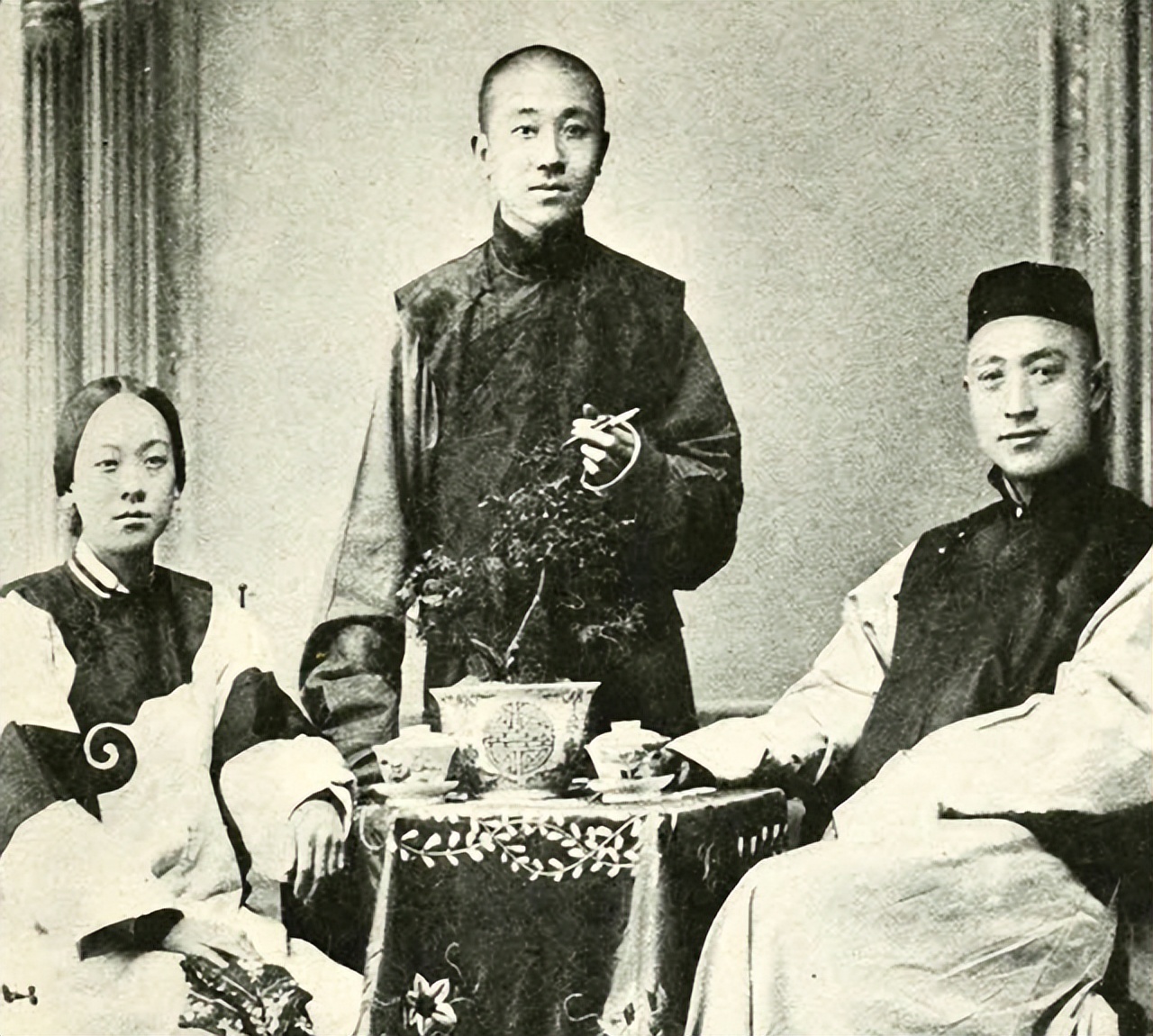 In the late Qing Dynasty: the concubine stood and dressed up for the ...