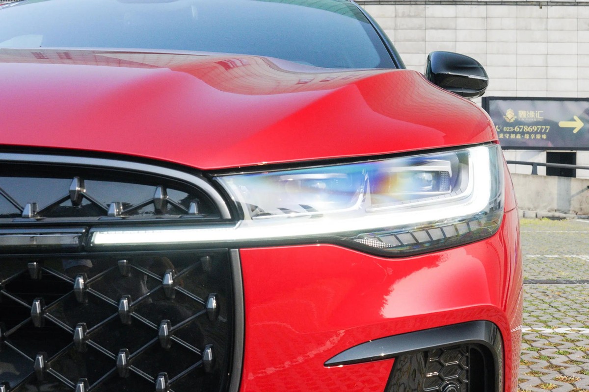 The "spoiler" in the B-class car, standard 246 horsepower + 8AT ...