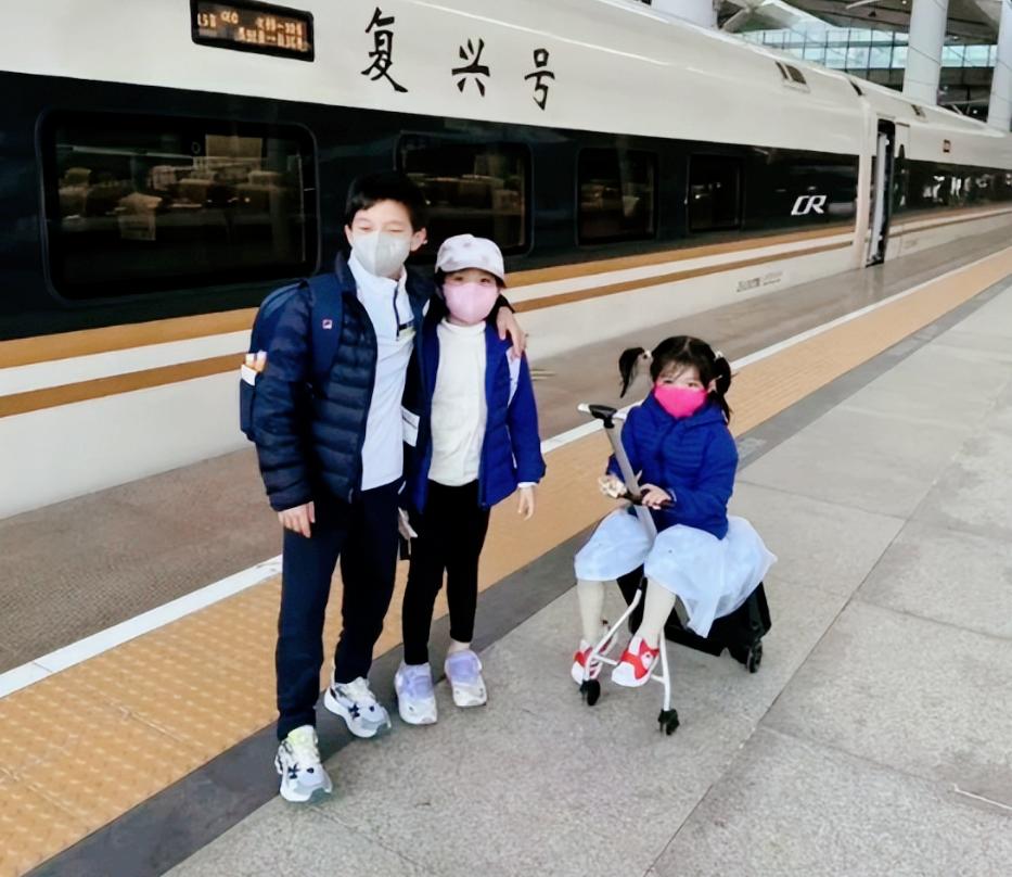 Guo Jingjing and three babies under the lens of passers-by! It's very ...
