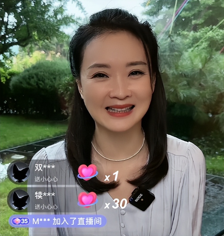 Qing Gege Wang Yankai brought goods live, her nose was crooked, her mouth was slanted and her ...