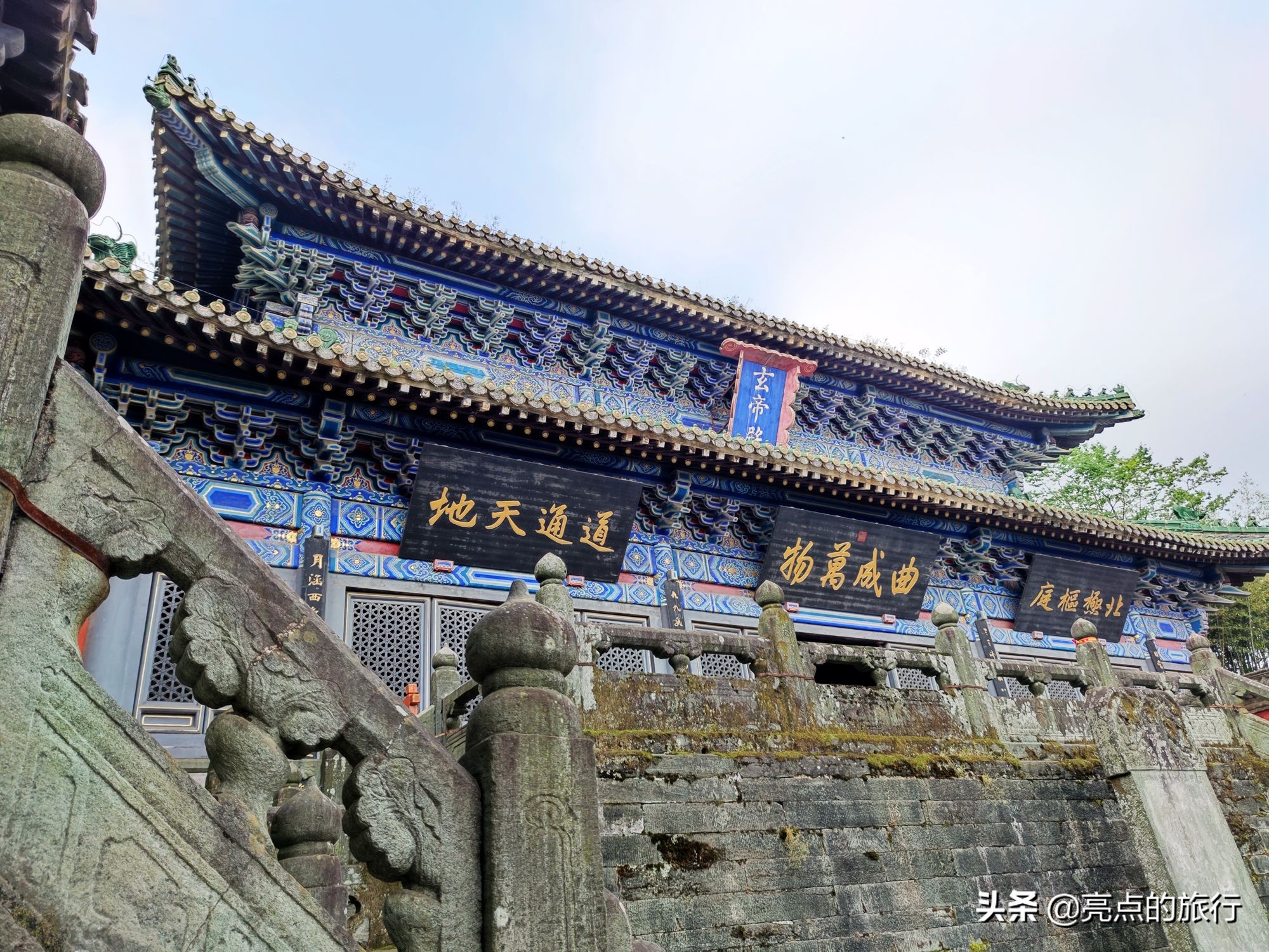 The most thrilling place in Nanyan Palace in Wudang Mountain - iNEWS