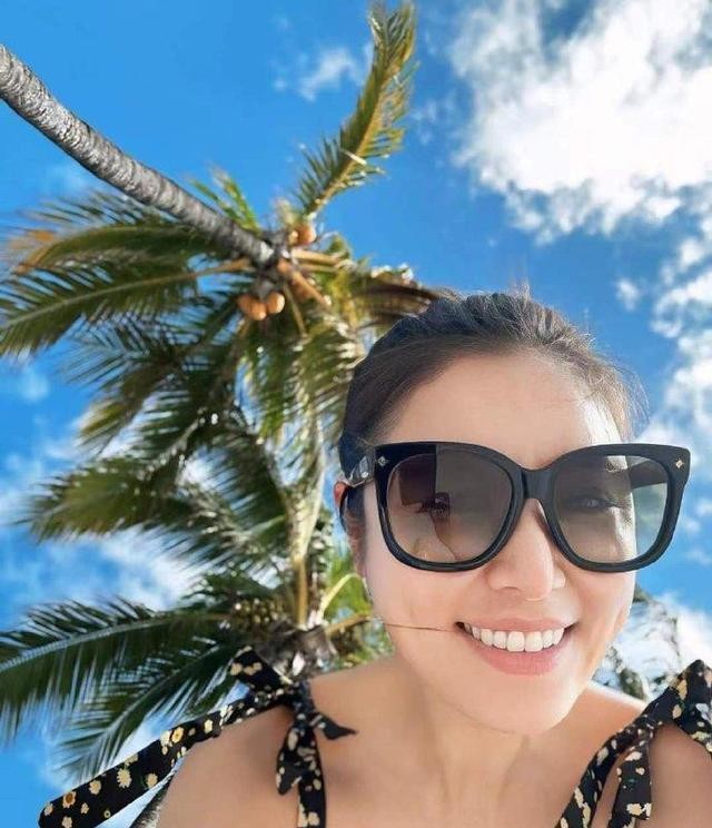 Ruby Lin generously shows off her swimsuit! She is in great shape on ...