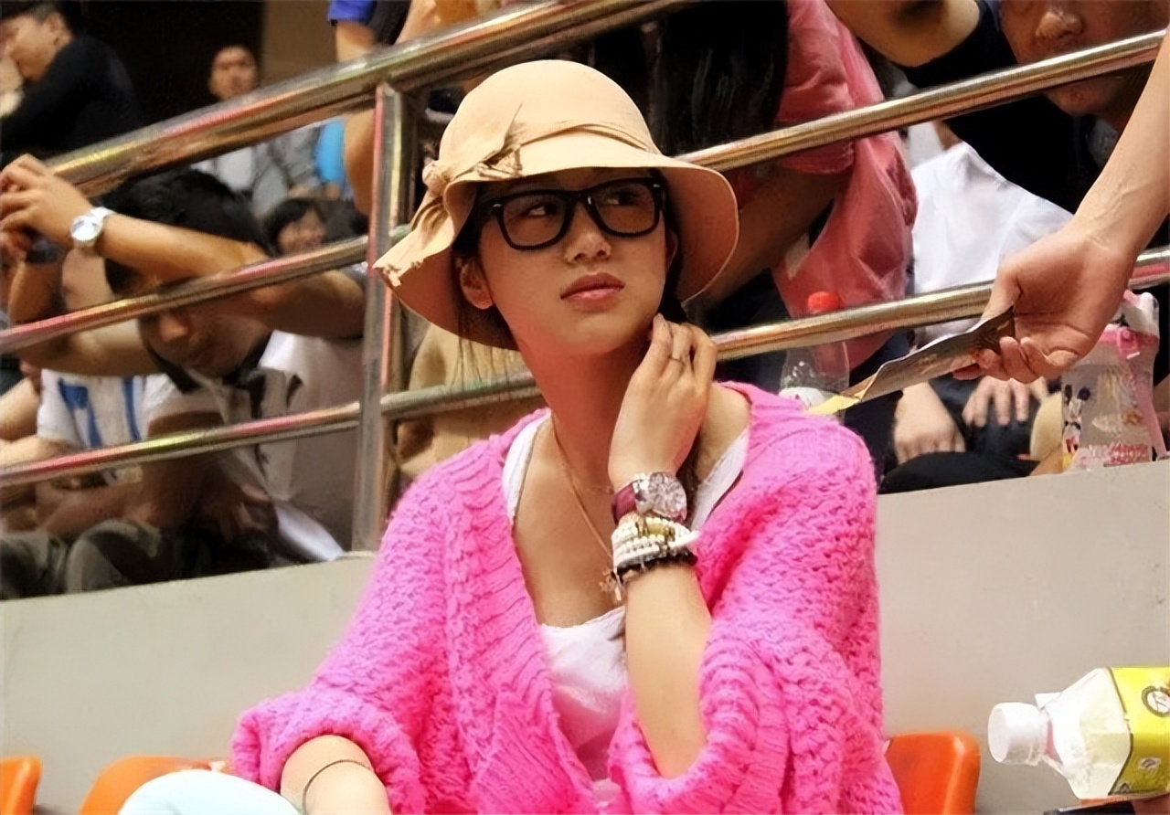 Current Situation of Sun Yue's Wife Chen Lu: Playing Golf and Wearing Famous Brands - iNEWS