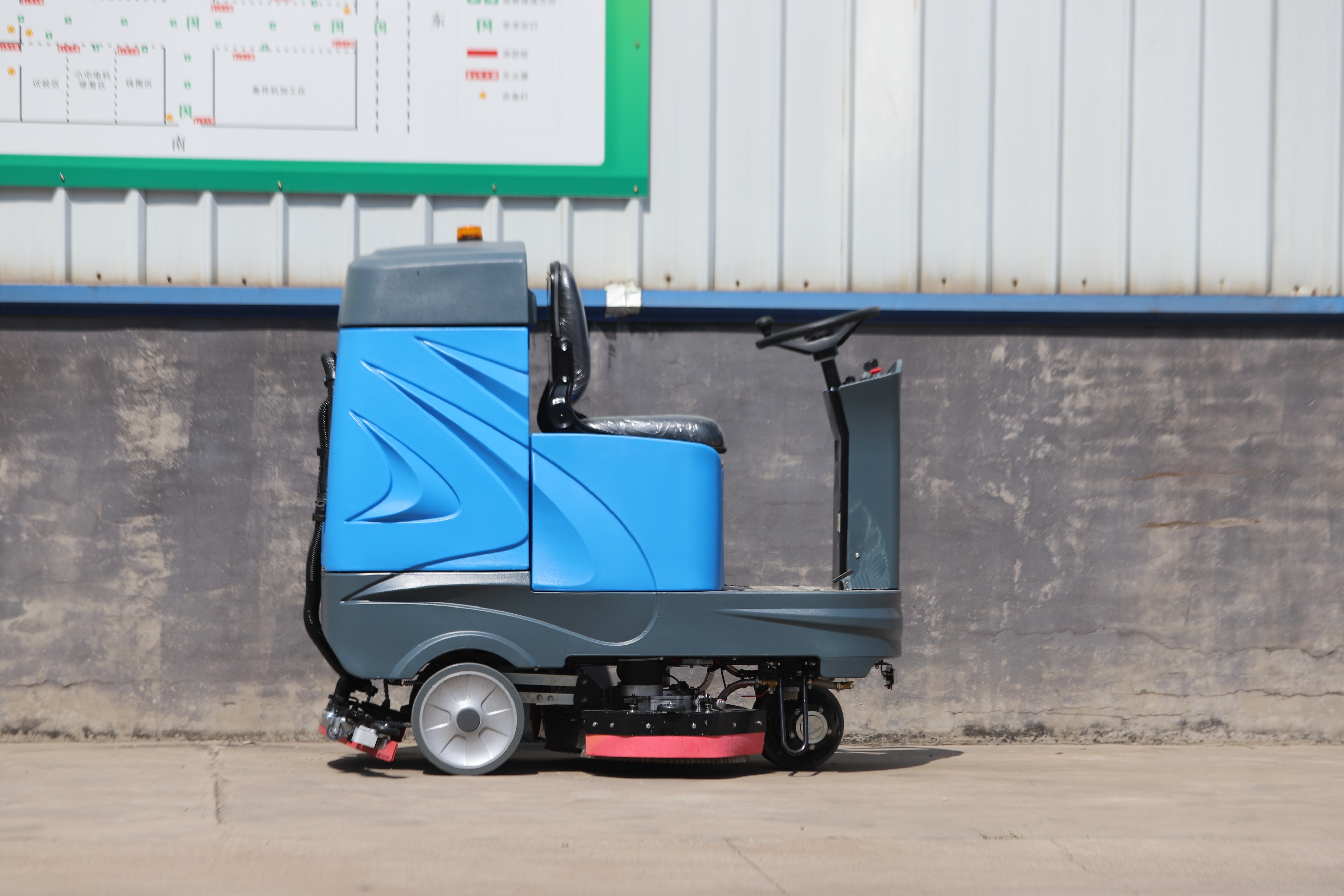 The driving scrubber can clean the ground very well! - iNEWS