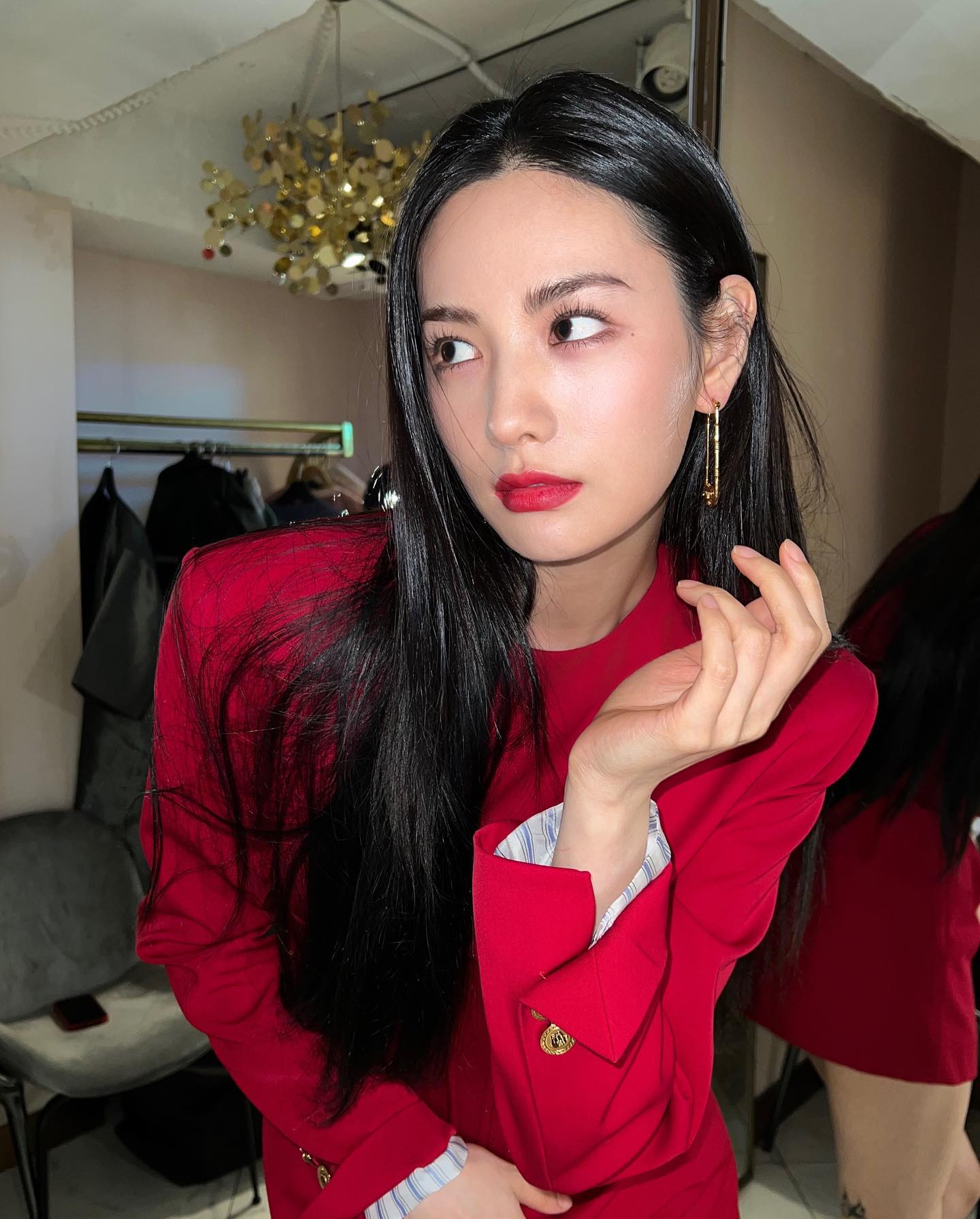 Lin Zhenna NANA, the red skirt shows a hot figure, and the "tattoo" on ...