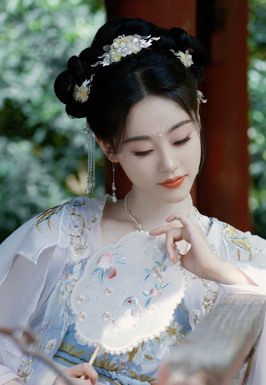 Zhu Xudan became popular with a kind of outfit called "translucent ...