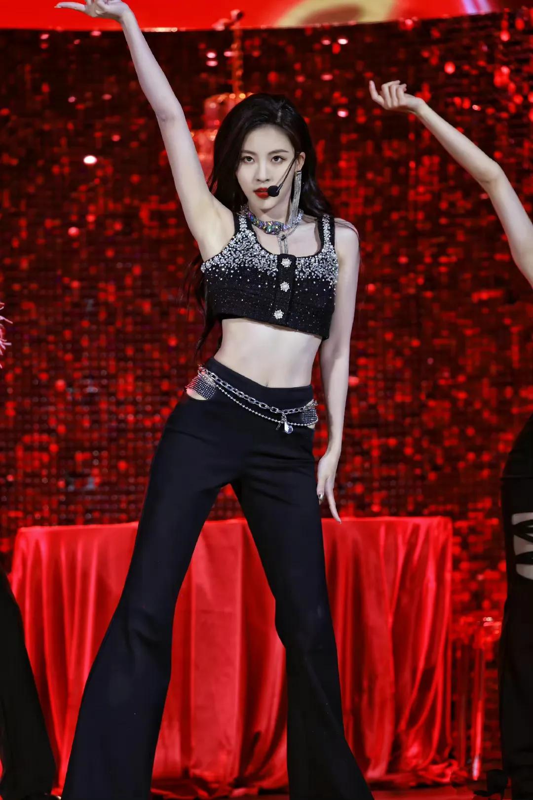 Sun Rui's stage style - iNEWS