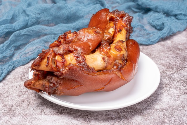 Braised pig's knuckles: what you eat is not only delicious, but also ...