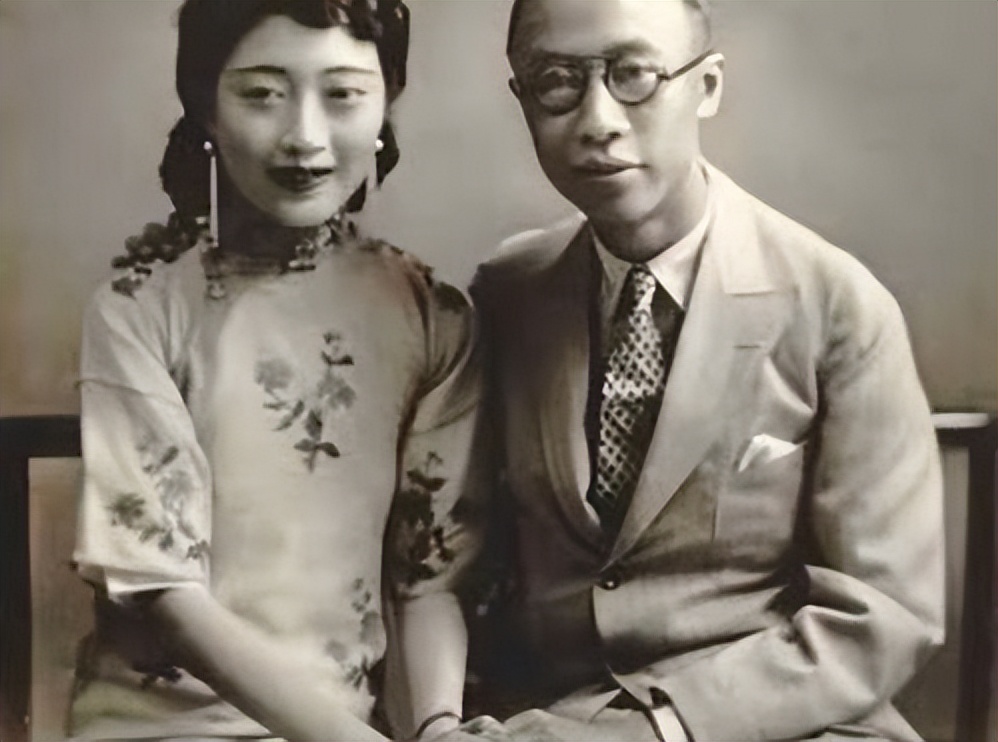 After Puyi was released from prison, he went to visit the living eunuch ...