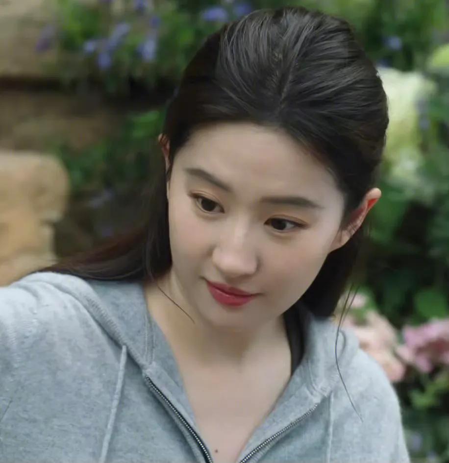 Liu Yifei's real state at the age of 35!The skin texture is clear, no ...