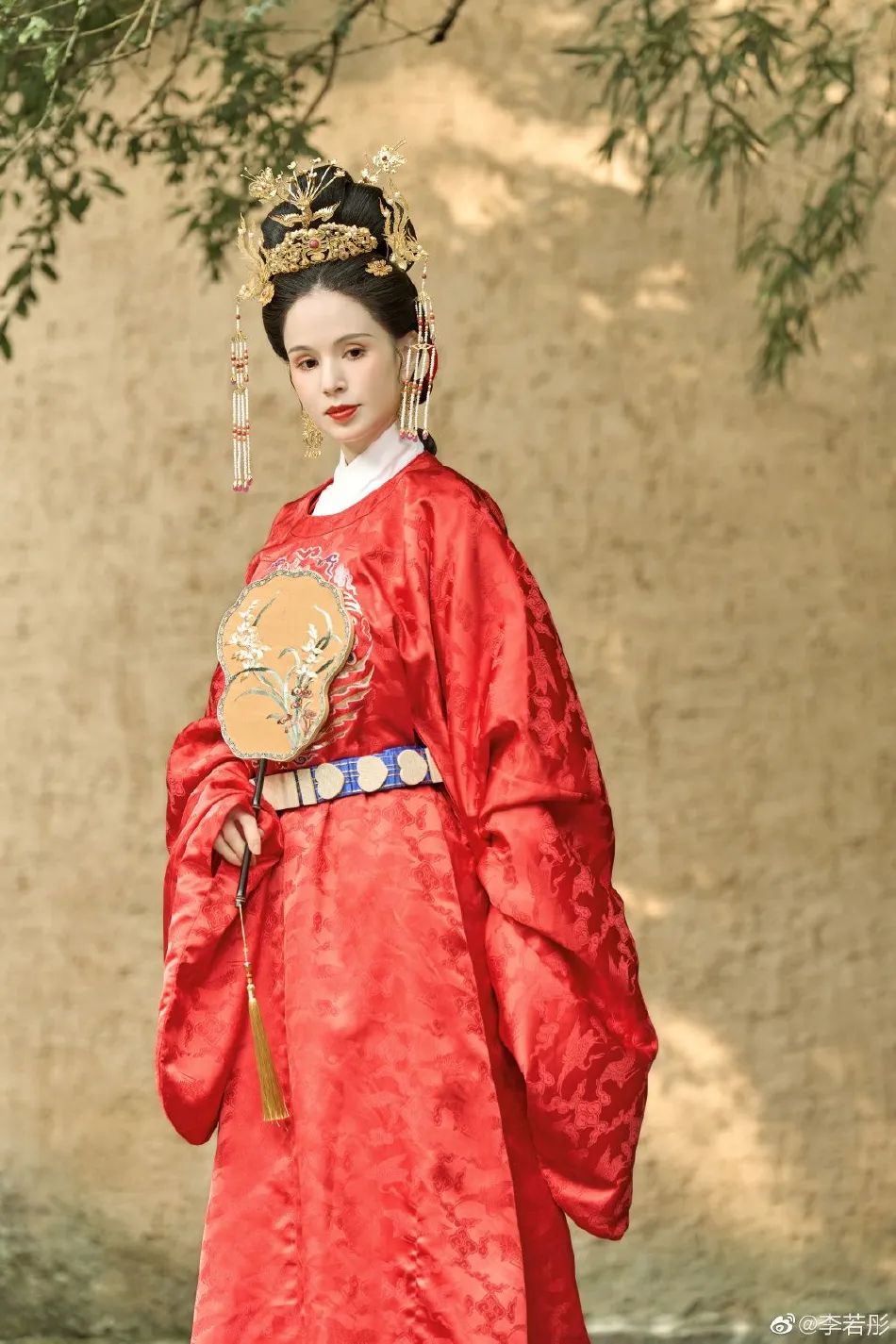 Li Ruotong wears red to interpret the elegance of Ming Dynasty!At 56 ...
